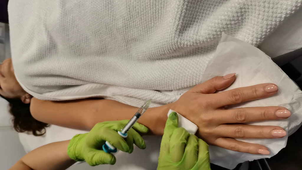 Îngrijirea mâinilor: Metoda prin care Ioana Ginghină și-a întinerit și ...